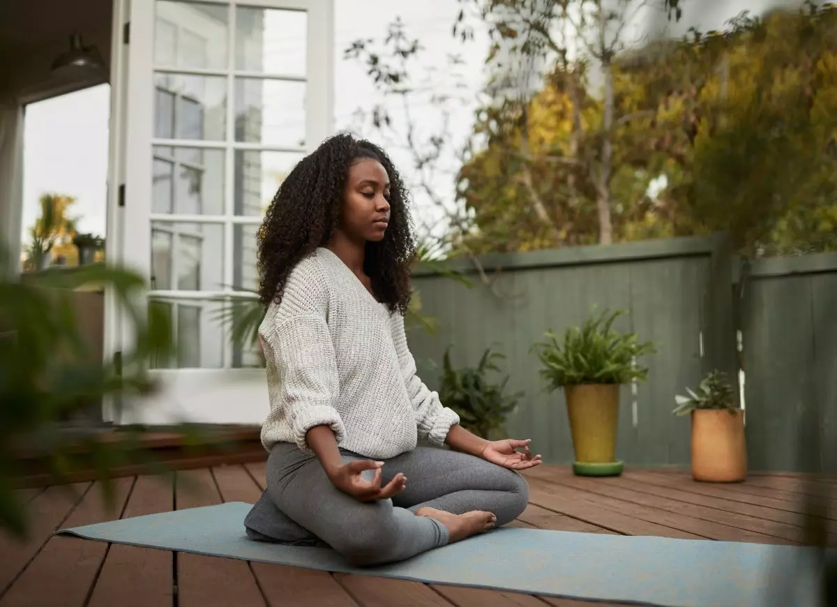 11 совети како да го направите вашиот дом поповолен за медитација