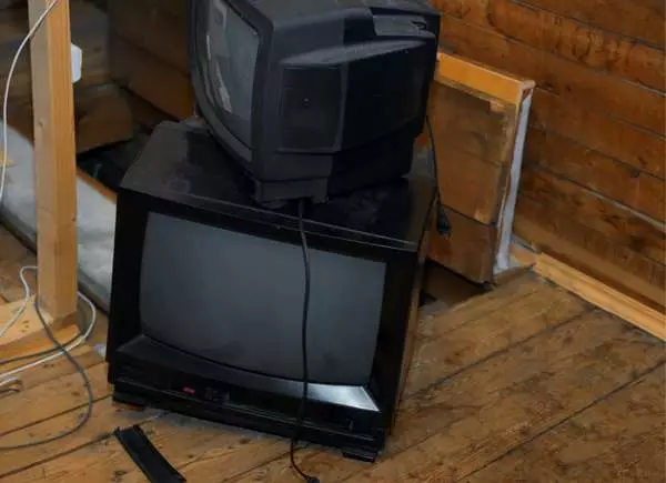 nelaikykite senų televizorių palėpėje
