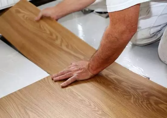 Lantai Vinyl Plank kanggo Basement