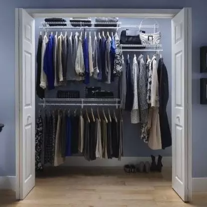 Как да организирате гардероба си - телени стелажи