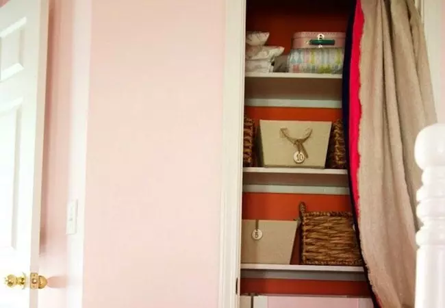 Ideeën voor kleine kledingkasten - DIY-kastgordijn