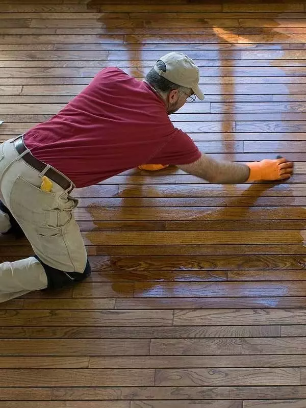 引っ越しを計画している場合は、床を再仕上げしてください