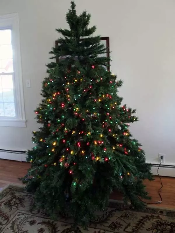 أضواء سلسلة غير كافية لشجرة عيد الميلاد