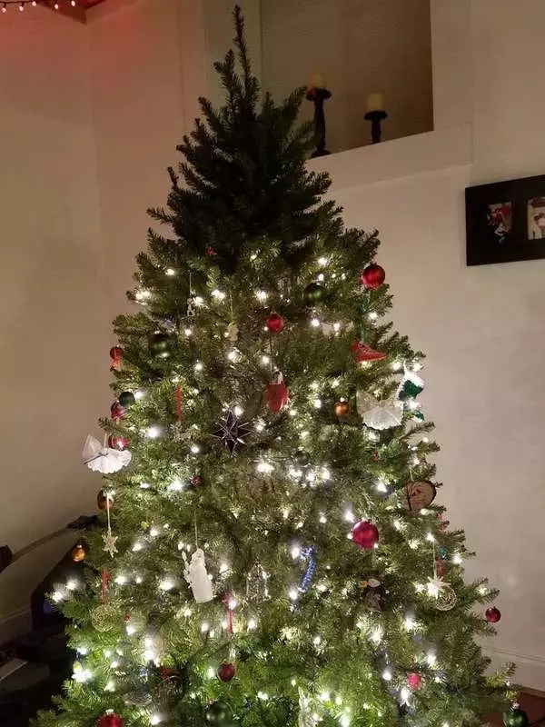 Gebroken lichtslingers op kerstboom