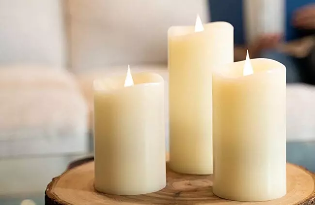Лепшы варыянт каляднай свечкі: проста сабраная мігатлівая бяспалымная свечка