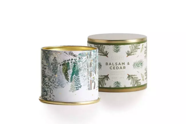 Лепшы варыянт калядных свечак: Illume Noble Holiday Collection Balsam & Cedar Tin