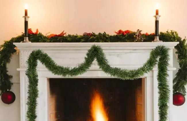 Opsioni më i mirë i kurorës së Krishtlindjes: CCINEE dekorative me pisha artificiale të Krishtlindjeve