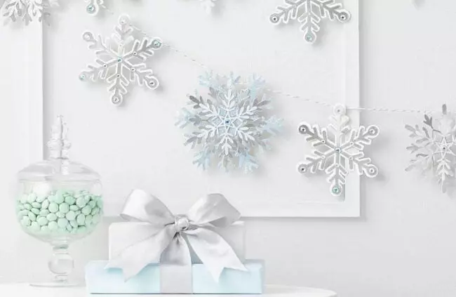 ជម្រើសដ៏ល្អបំផុតសម្រាប់ Christmas Garland: Martha Stewart Die Cut Paper Snowflake Garland