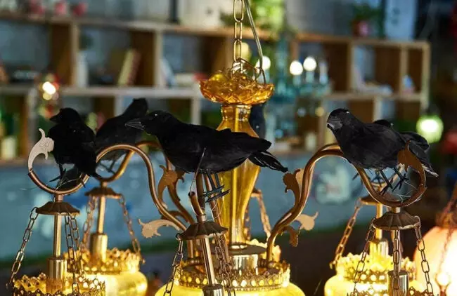 Aṣayan Awọn ohun ọṣọ Halloween ti o dara julọ: ATDAWN Halloween Black Feathered Crows