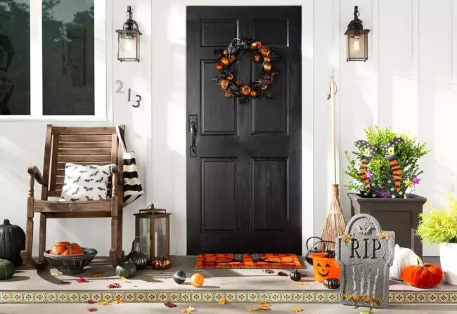 Aṣayan Awọn ohun ọṣọ Halloween ti o dara julọ: Holiday Aisle Dreher Bat Inu ita gbangba Ju irọri