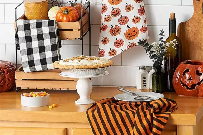 Aṣayan Awọn ohun ọṣọ Halloween ti o dara julọ: Dishtowel Ti a tẹjade DII Halloween Ṣeto