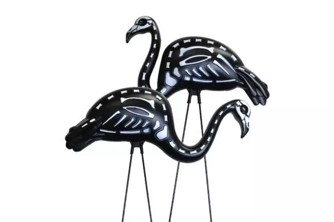 Aṣayan Awọn ohun ọṣọ Halloween ti o dara julọ: GIFTEXPRESS 2-Pack Halloween Black Flamingo Skeleton