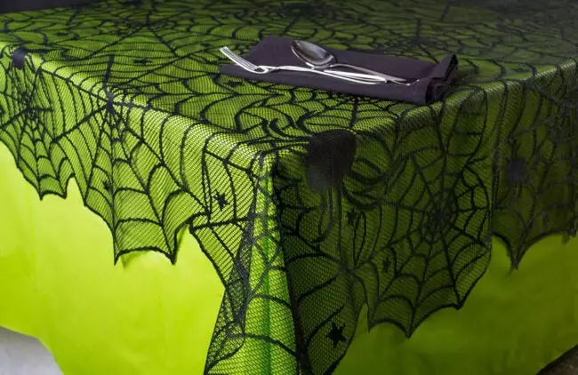 Aṣayan Awọn ọṣọ Halloween ti o dara julọ: DII Black Spider Web Tablecloth