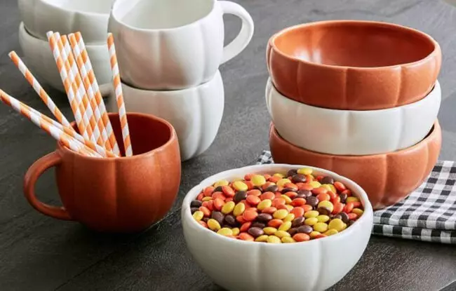 Aṣayan Awọn ohun ọṣọ Halloween ti o dara julọ: Pottery Barn Pumpkin apẹrẹ Stoneware Mug