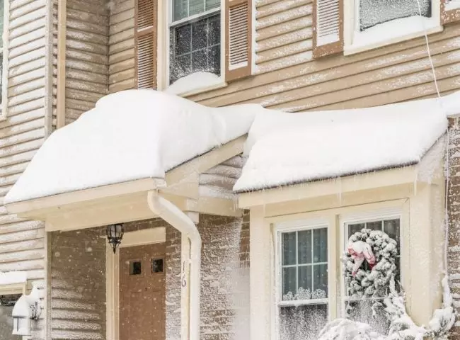 Sniego tvarkymas ant stogo: kiek gali išlaikyti stogas?