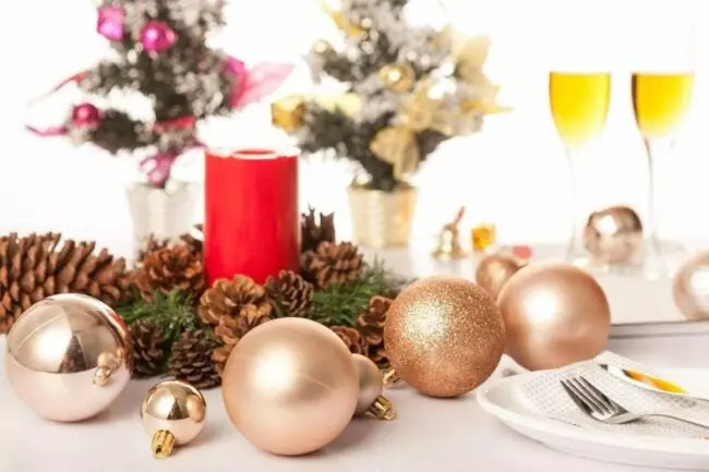 La meilleure option de décorations de Noël : boules de Noël assorties AMS 90 ct.