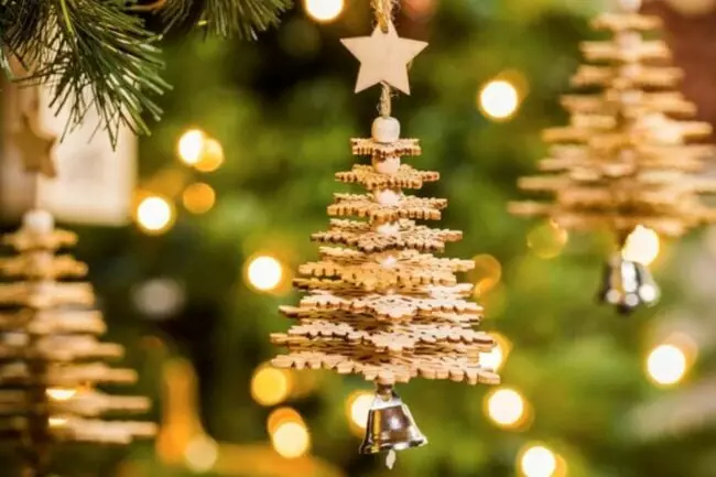 最高のクリスマスオーナメントオプション：マーキュリーロウウッドクリスマスツリーハンギングフィギュリン