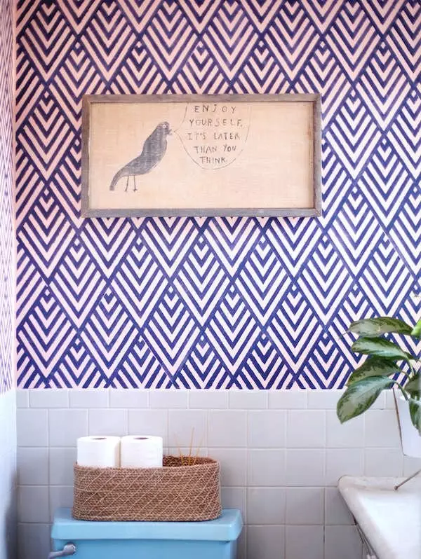 קיר סטנסיל בסגנון ארט דקו בחדר האמבטיה