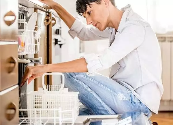 Warum steht Wasser unten in meiner Spülmaschine?