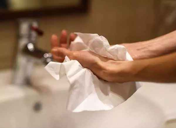 posušite roke s papirnato brisačo