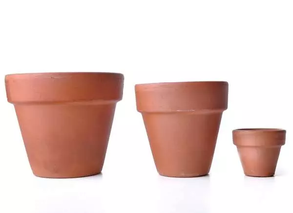 Tres vasijas de barro en orden de izquierda a derecha. más grande, mediano, más pequeño