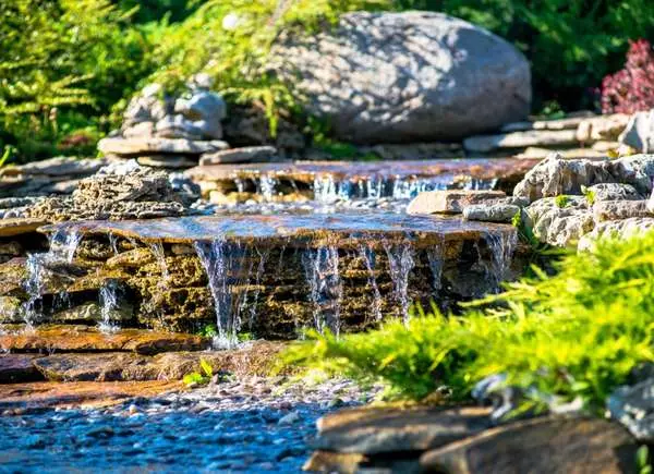 étang cascade aménagement paysager naturel