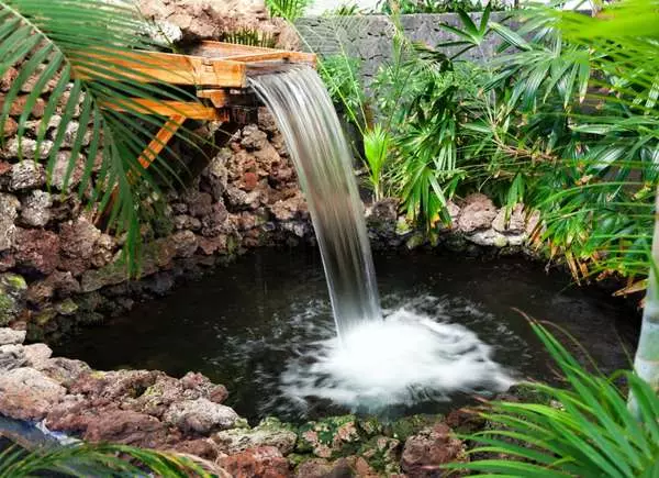 ọdọ mmiri waterfall echiche spout