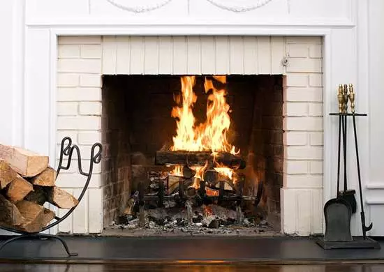暖炉が住宅保険に与える影響