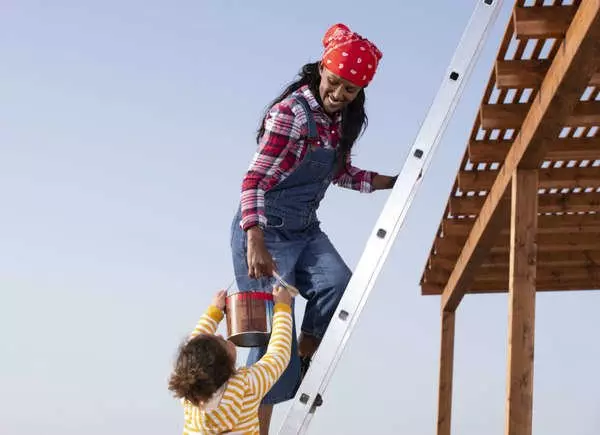 Kopėčių saugos taisyklė Nr. 9: vienas asmuo ant kopėčių vienu metu