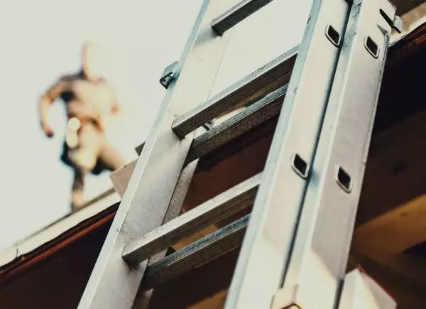 قانون ایمنی نردبان شماره 5: نردبان اضافی را خیلی نزدیک به دیوار قرار ندهید
