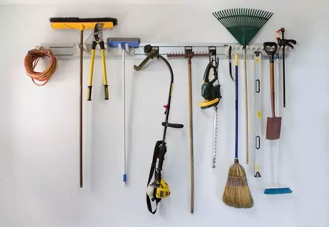 Ինչպես կազմակերպել ավտոտնակ - Garden Tools Garage Rack