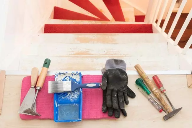 Removendo o tapete das ferramentas das escadas