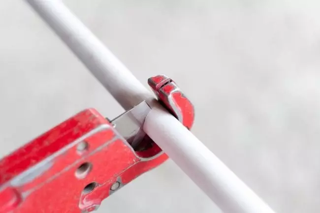 3 façons de couper un tuyau en PVC