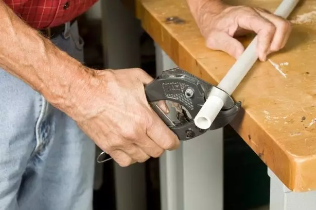 Hoe een PVC-buis te snijden met behulp van een pijpsnijder?