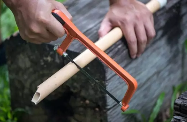 Comment couper un tuyau en PVC à l'aide d'une scie à main