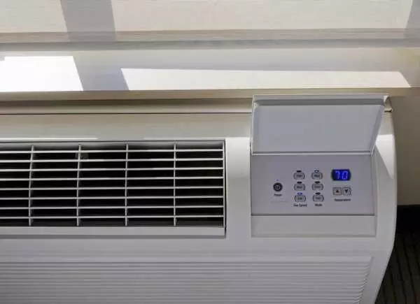 Ṣiṣe Fan kan pẹlu A/C Tan