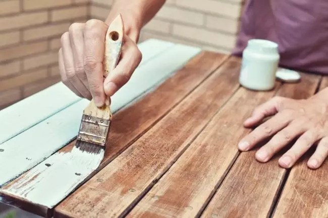 Puoi dipingere sopra la macchia con la pittura a gesso? Sì, ed ecco come