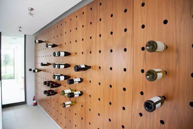 ιδέες για ράφι κρασιού - τοίχος με μανταλάκια