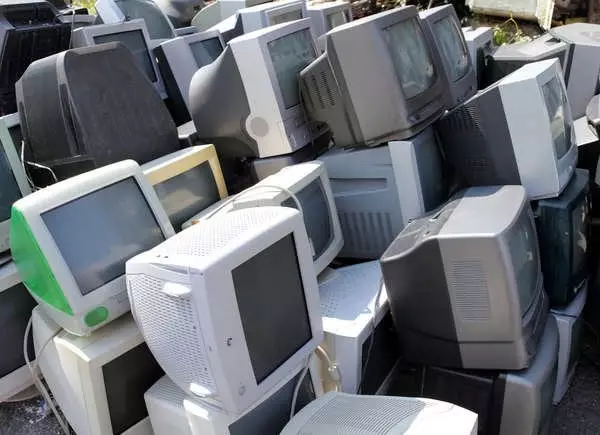 يراقب الكمبيوتر النفايات الخطرة