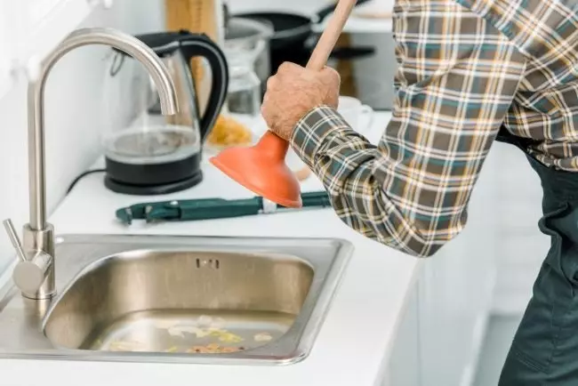 Tilstoppet køkkenvask? Sådan nedsænkes afløbet korrekt