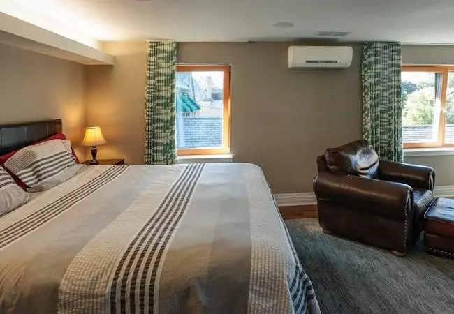 Kanaalloze mini-splitten versus raamairconditioners - wandmontage in de slaapkamer