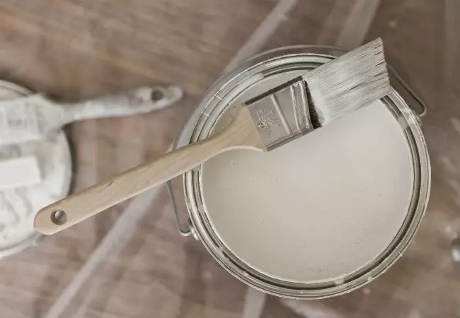 6 Tips kanggo Paint liwat Oil-Based Paint