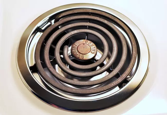 Како да ги исчистите тавите за капење на шпоретот
