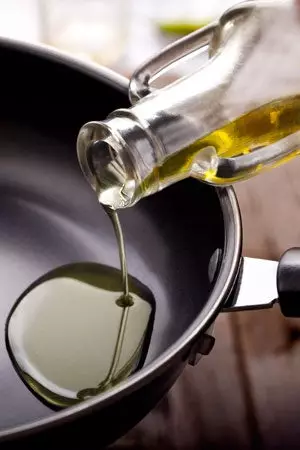 Como botar o aceite de cociña