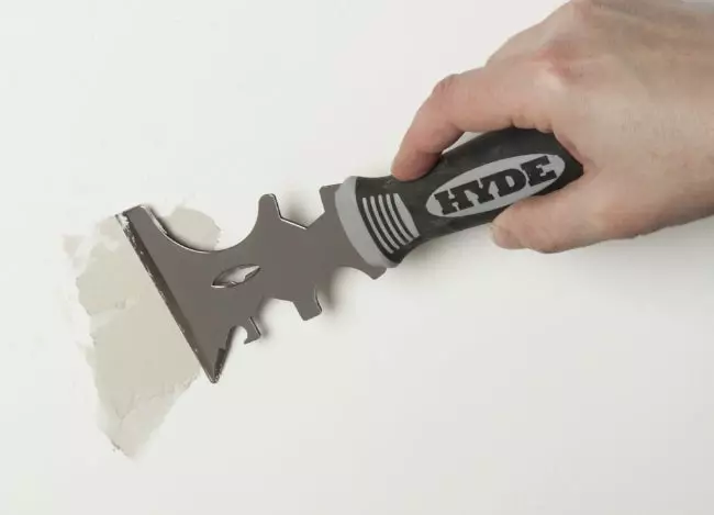 Nuvalykite išdžiūvusių dažų gabalėlius naudodami HYDE 17-in-1 dažytojo įrankį