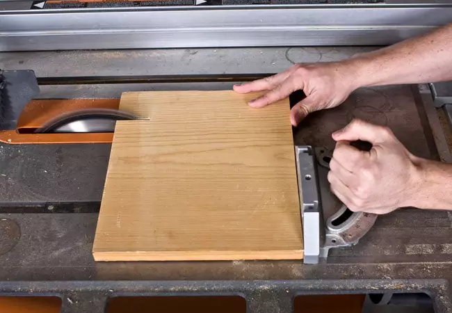 Si të përdorni një sharrë tavoline