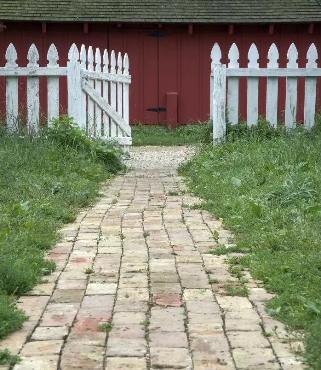 Reparieren Sie einen alten bemalten Zaun in 3 Schritten