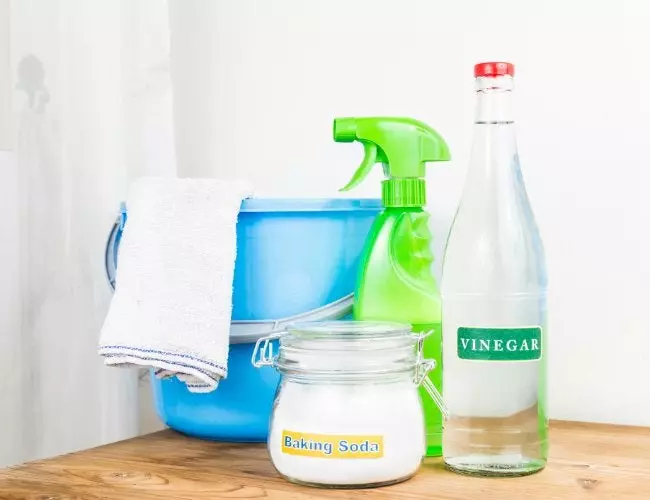 Awọn Dos ati Don'ts of Cleaning with Vinegar