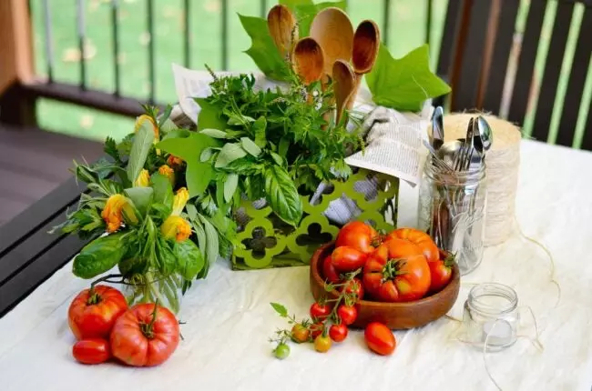 Lakásdekorációs ötletek -- Zöldség-paradicsom fűszernövényekből készült központi elem