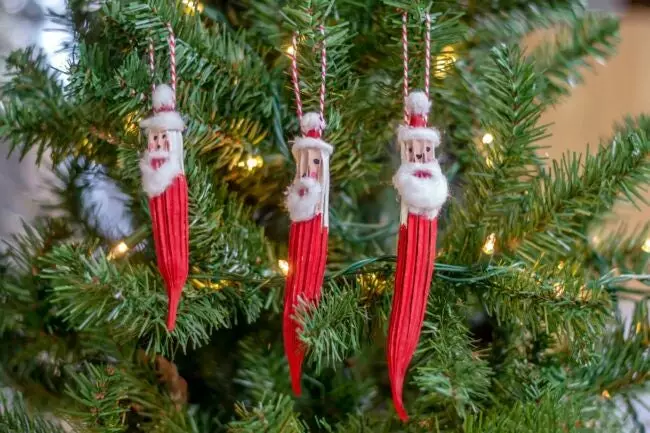 namų dekoro idėjos – kalėdiniai papuošalai – „Okra“, pagaminta iš Kalėdų senelio papuošalų